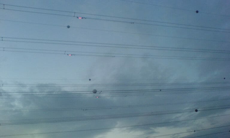 What are these spheres you can see on high voltage power lines? | Nodum.org