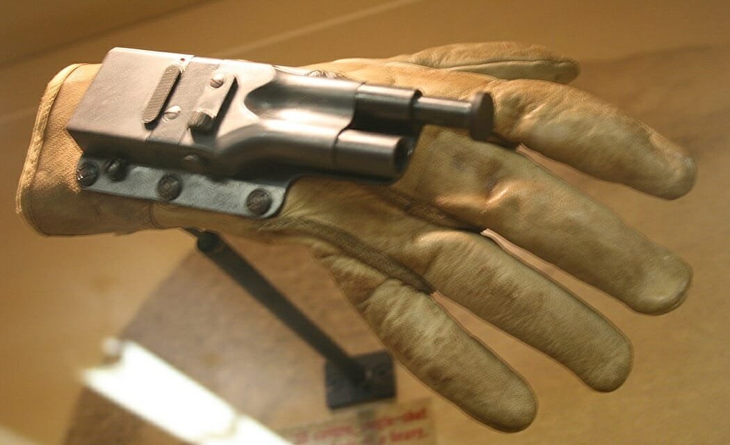 No fist-bumps allowed – a peculiar WW2 glove-pistol | Nodum.org